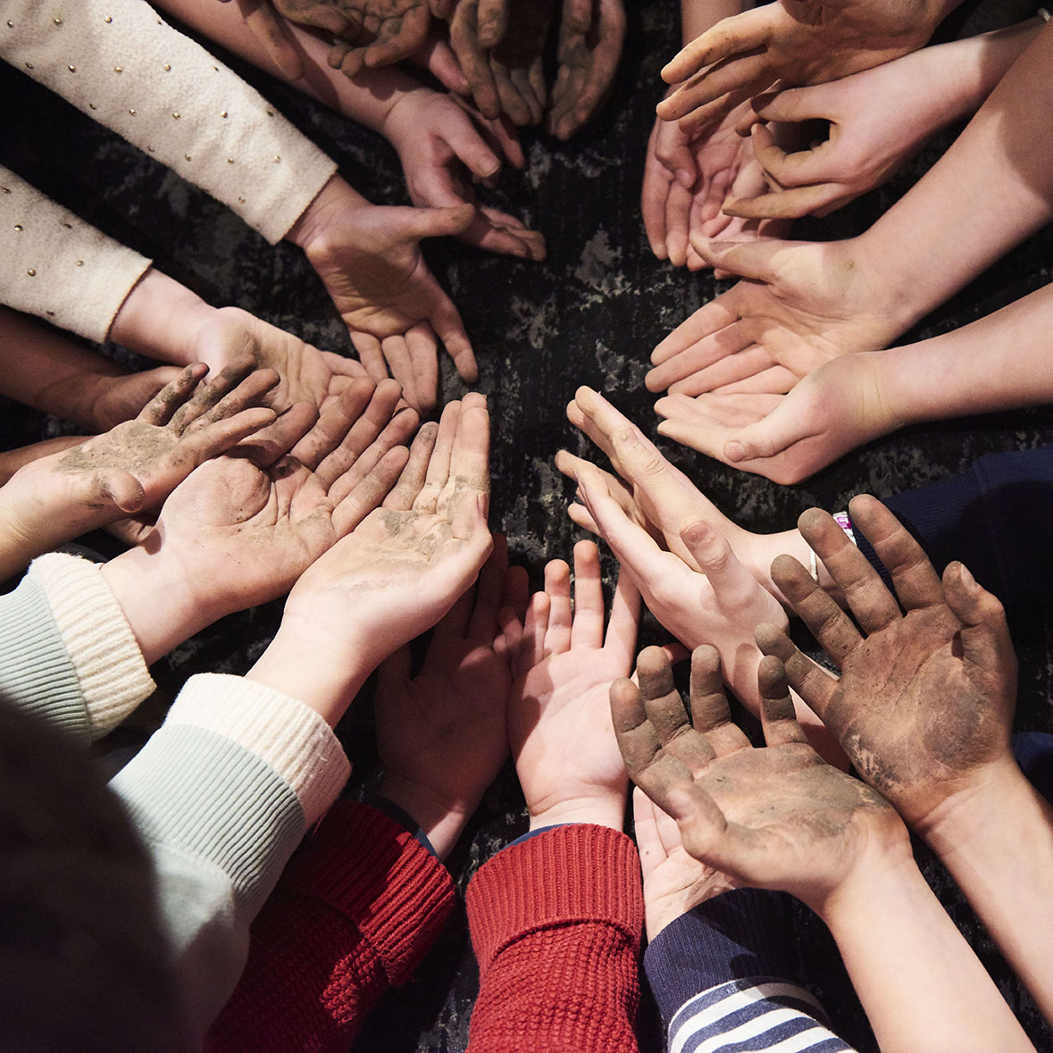Les Mains dans la terre - Ateliers autour de la terre crue